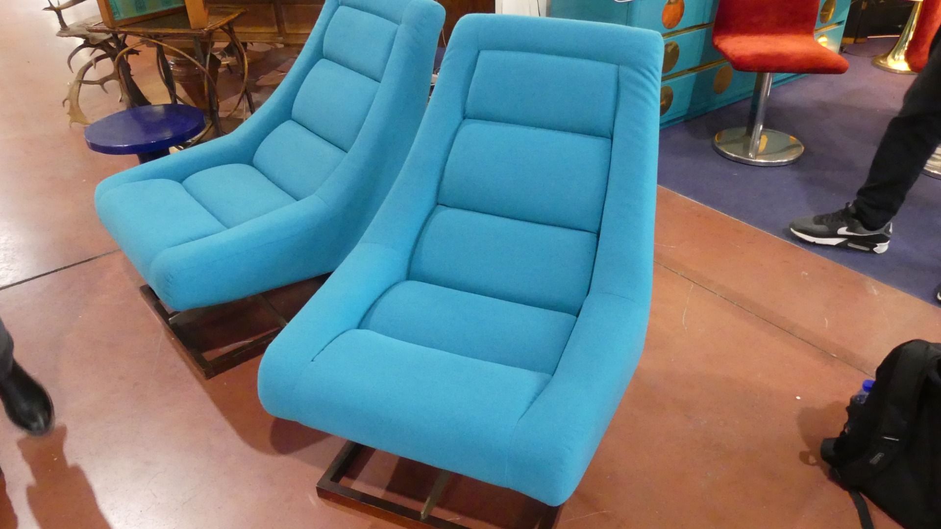 Coppia di poltrone design anni '70 con piede unico in legno | Grand Vintage